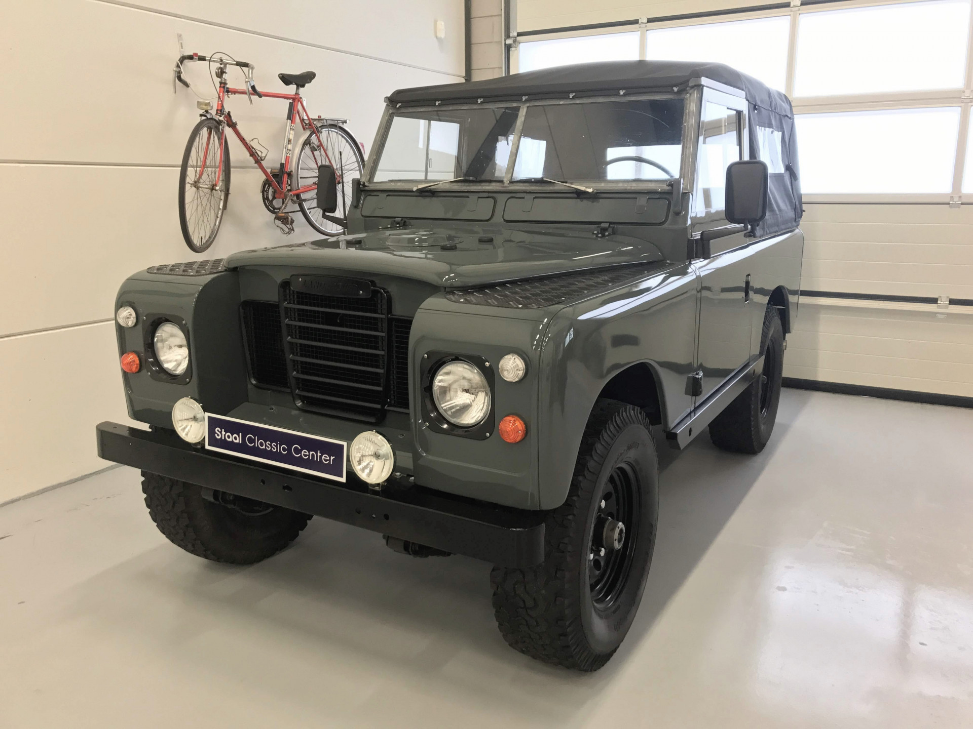 Land-Rover 88'' Series 3 1972 by Moorfortheweekend | Staal Classic Center